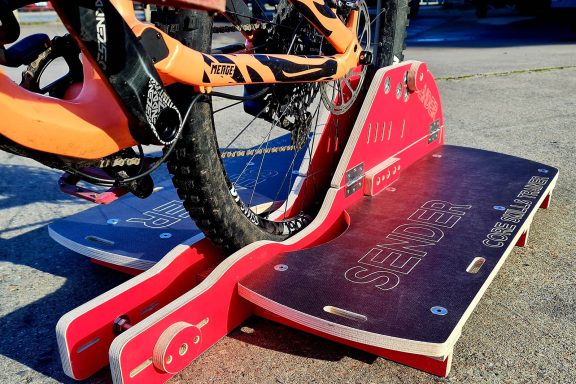 Wheelies oefenen met Sender Ramps Pro Core Skills Trainer - MTBblog.nl