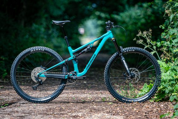 Review: Merida One-Forty 700 - all mountain bike met lekker veel ...