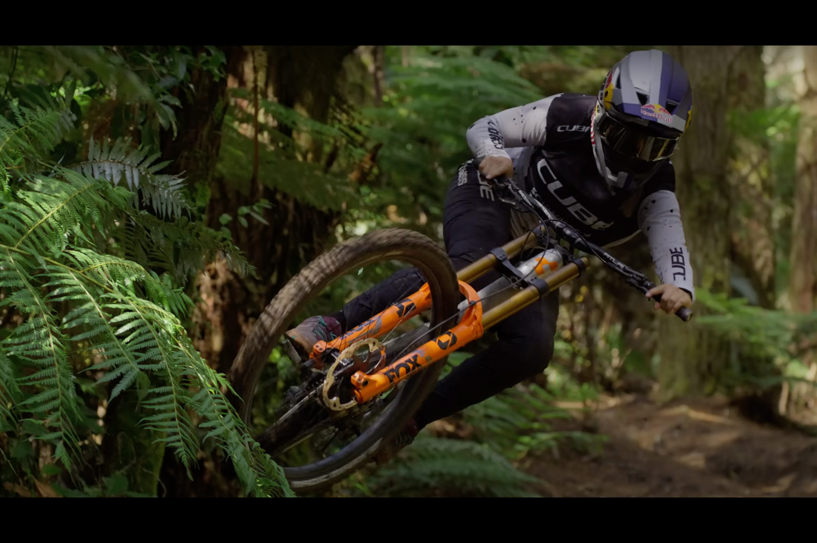 Sound of speed met Jess Blewitt - video - MTBblog.nl