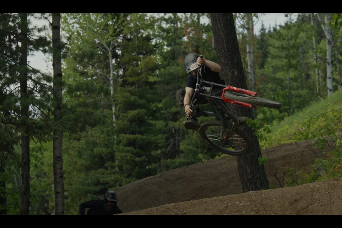 De 5620 trail in Revelstoke Mountain Resort’s met Brett Rheeder en z'n ...
