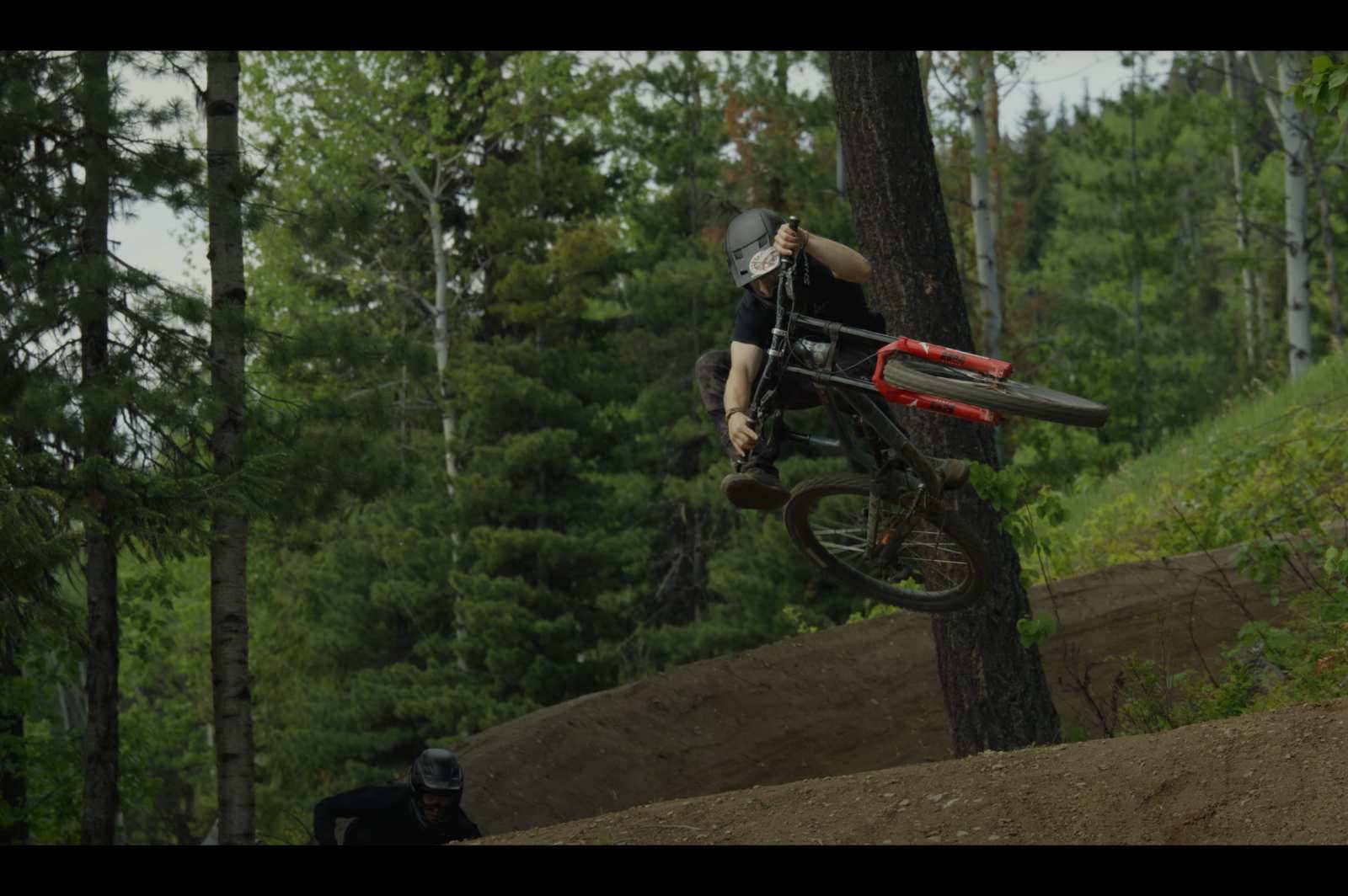 De 5620 trail in Revelstoke Mountain Resort’s met Brett Rheeder en z'n ...