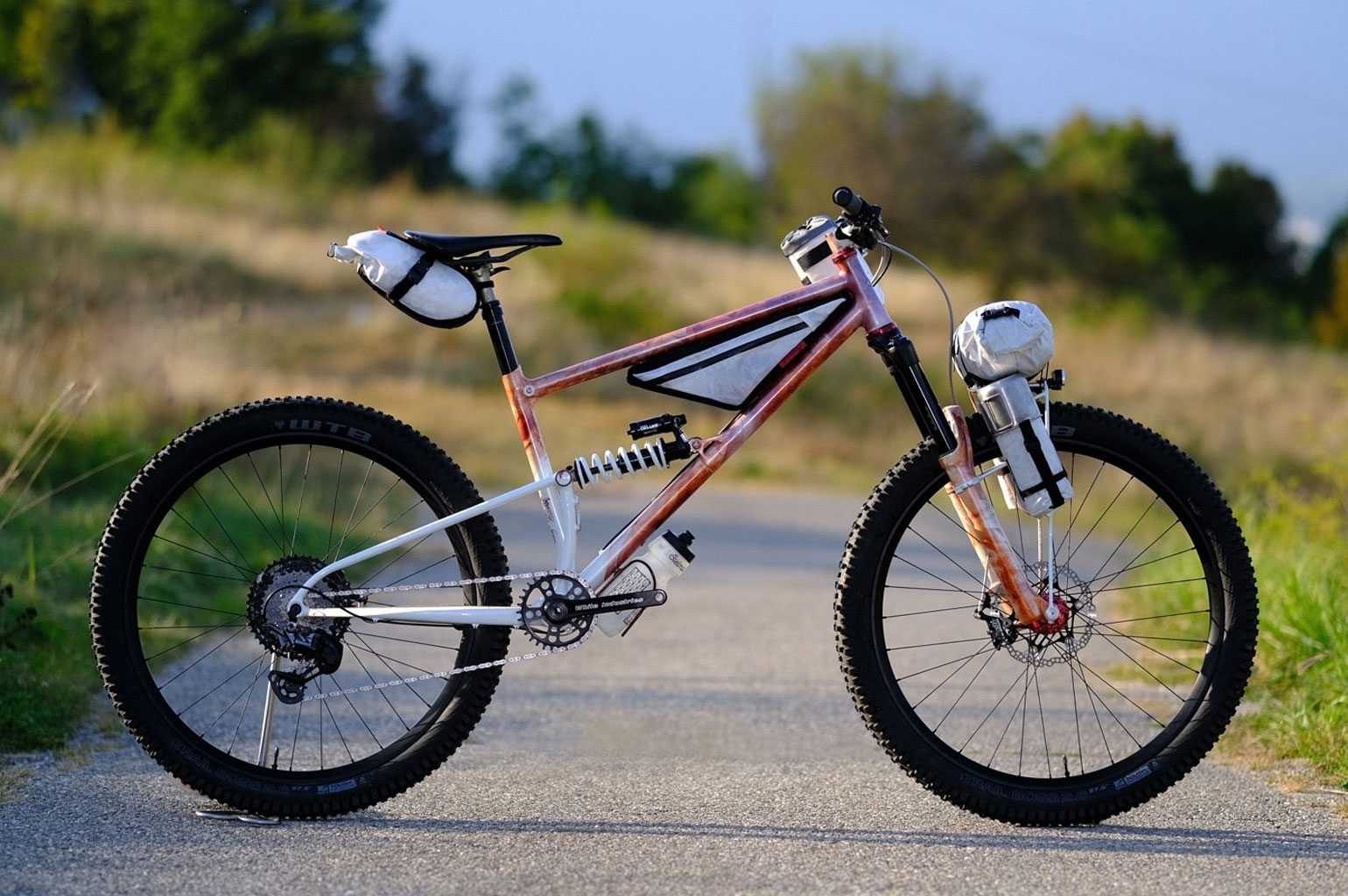 Jolie Rouge Cycles, opvallende MTB met de naam Les Hors Sentiers ...